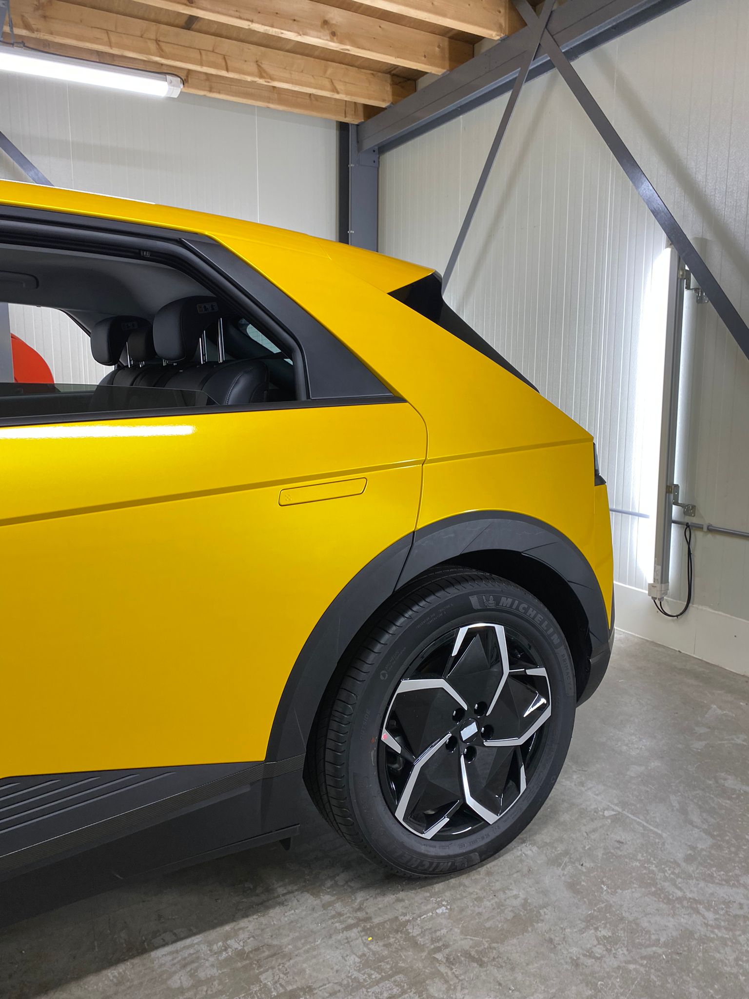 Hyundai Ionic full-wrap met carbon | Trim-Line Zevenbergen