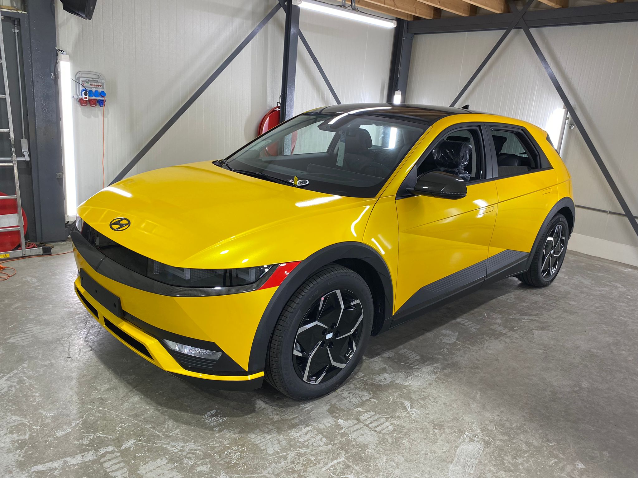 Hyundai Ionic full-wrap met carbon | Trim-Line Zevenbergen